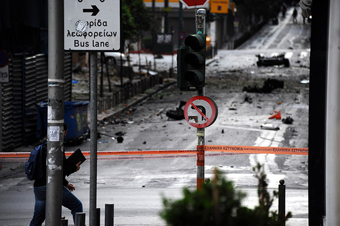 Athens: powerful car bomb explodes in the middle of downtown