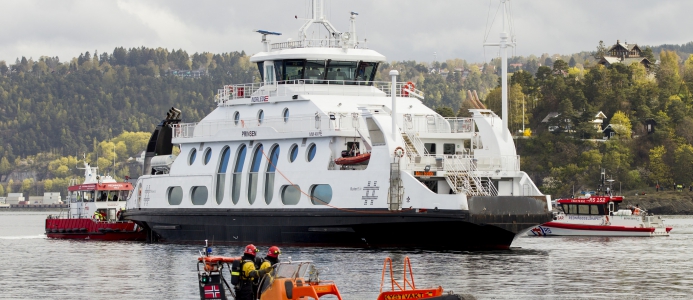 EU Commission sends anti-pollution vessel to assist Greece in oil spill ...