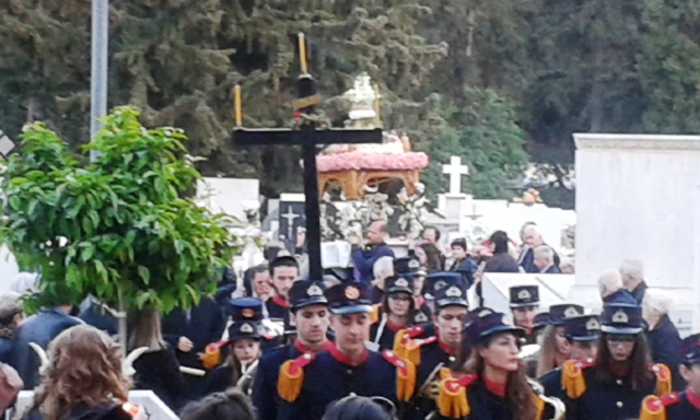 The Epitaphios procession is quite different in a cemetery (pictures)