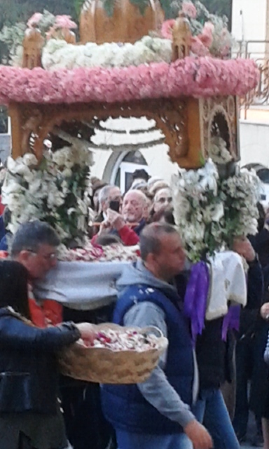 The Epitaphios procession is quite different in a cemetery (pictures)