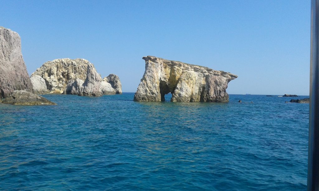 Antiparos and its spectacular beauties in the heart of the Aegean ...