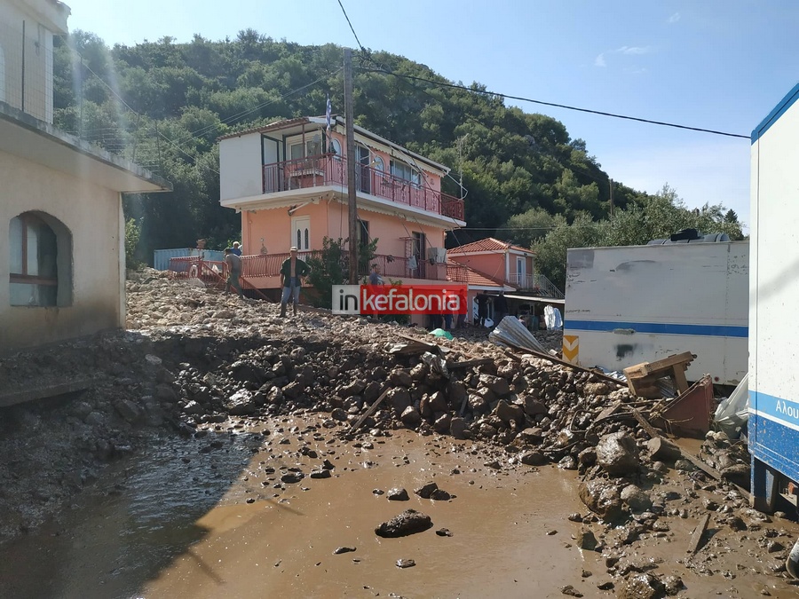 Kefalonia & Ithaca hit by storm, schools closed (videos)