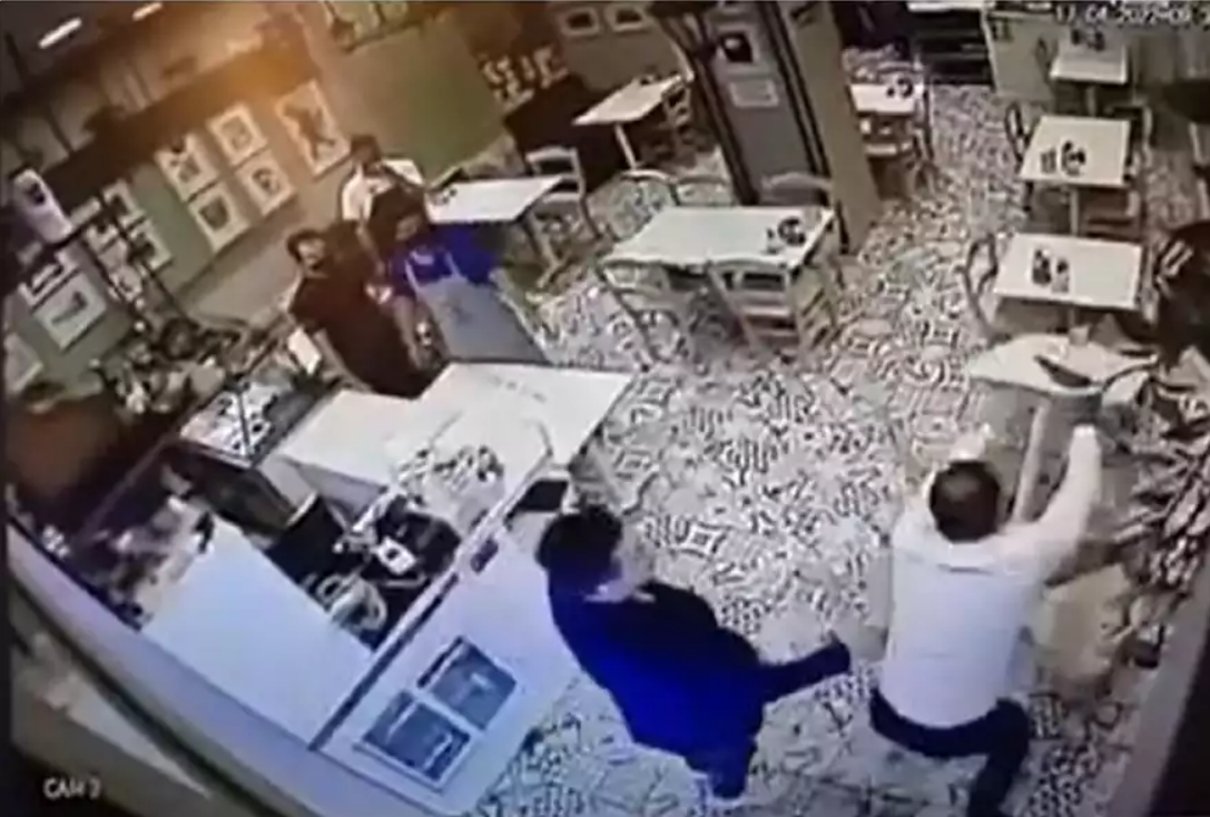 Hungry customers turn angry over Covid-Pass (video)